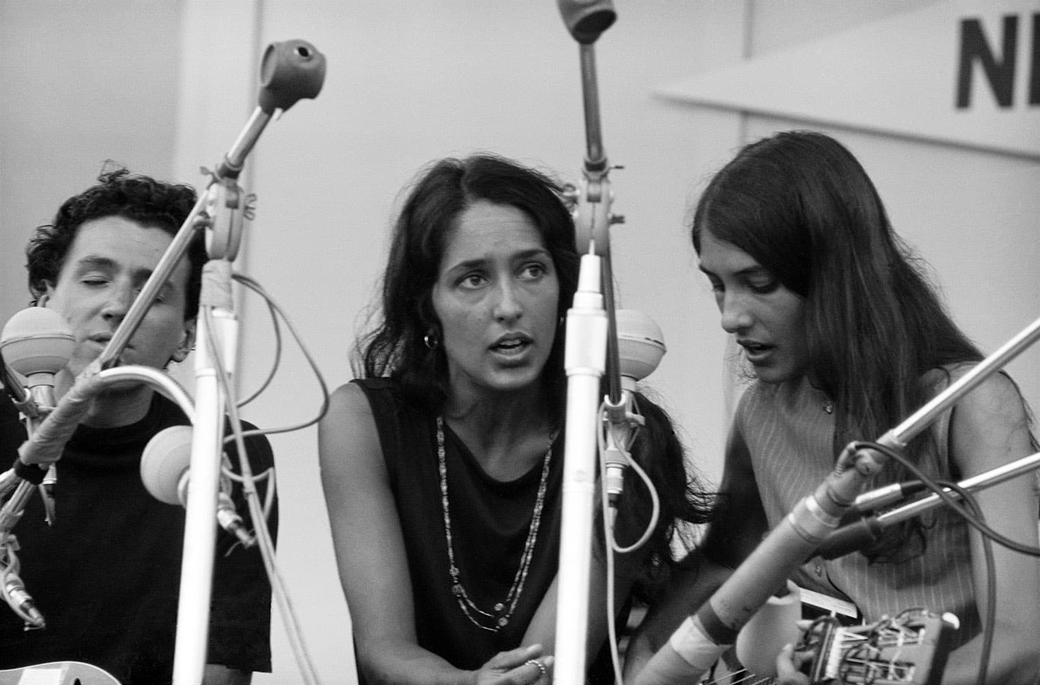 Joan Baez & Mimi Farina – Catch The Wind – Great Songs